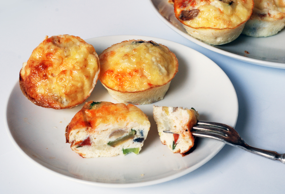 Low-carb breakfast: cheesy mini-omelette